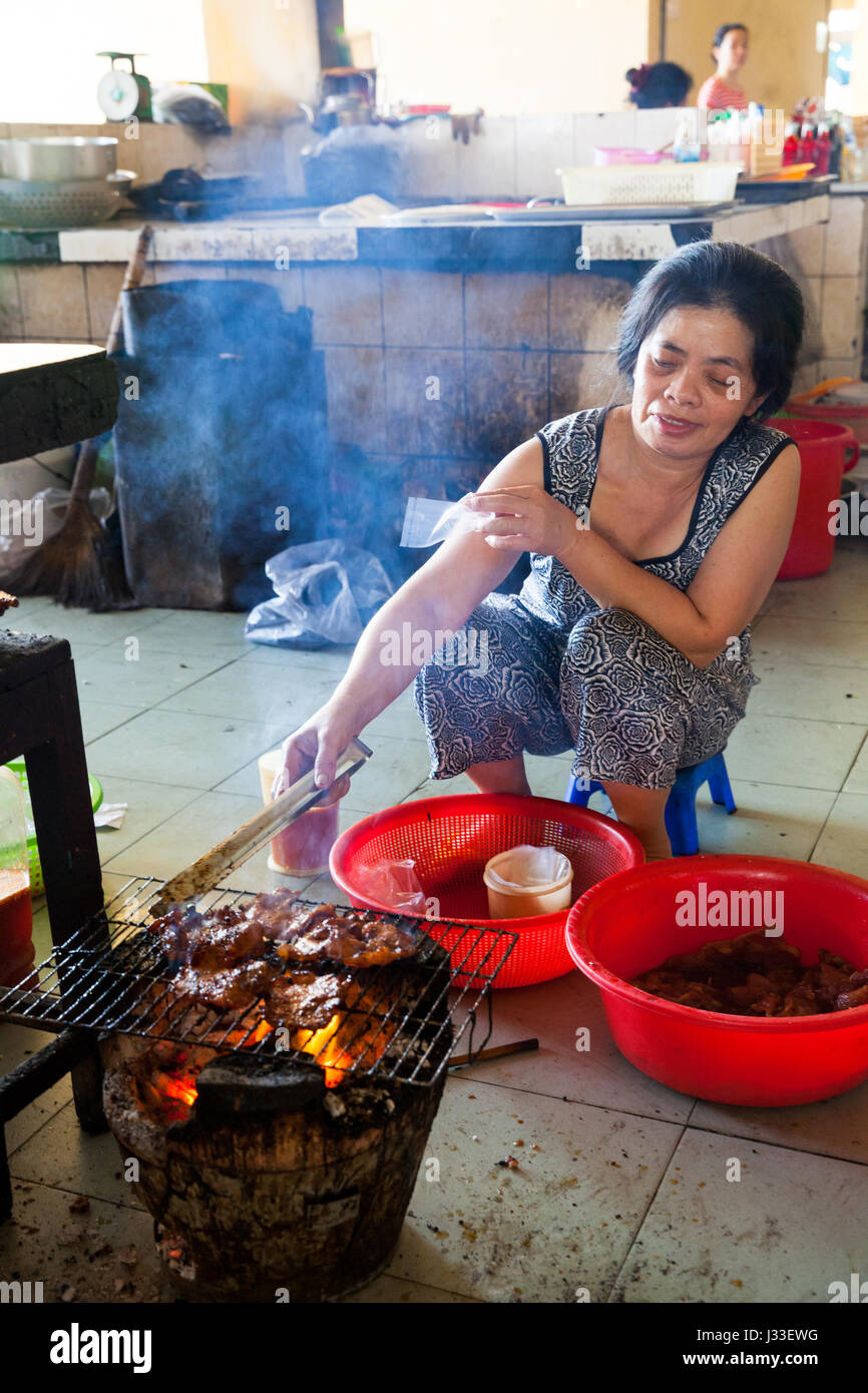 Vietnamese woman cooking kitchen hi-res stock photography and images ...
