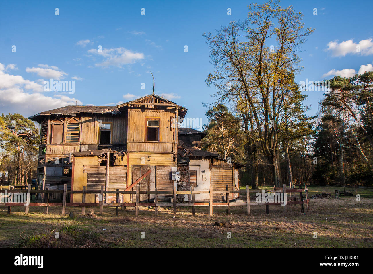 Destroyed wooden house hi-res stock photography and images - Alamy