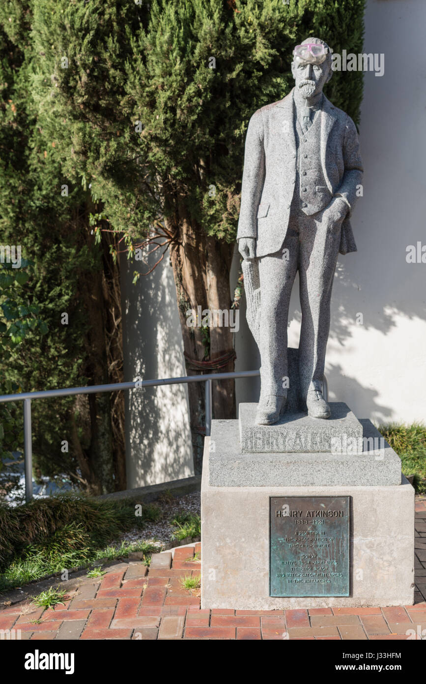 Auckland, New Zealand - March 2, 2017: Gray stone statue of Henry ...