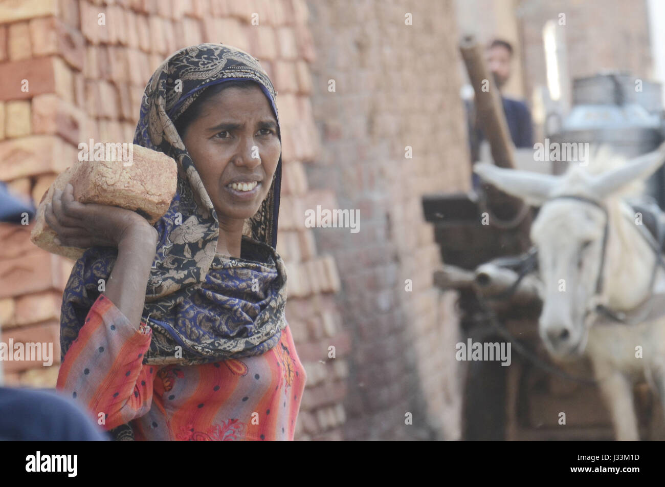 Lahore, Pakistan. 02nd May, 2017. Pakistani people busy in their ...