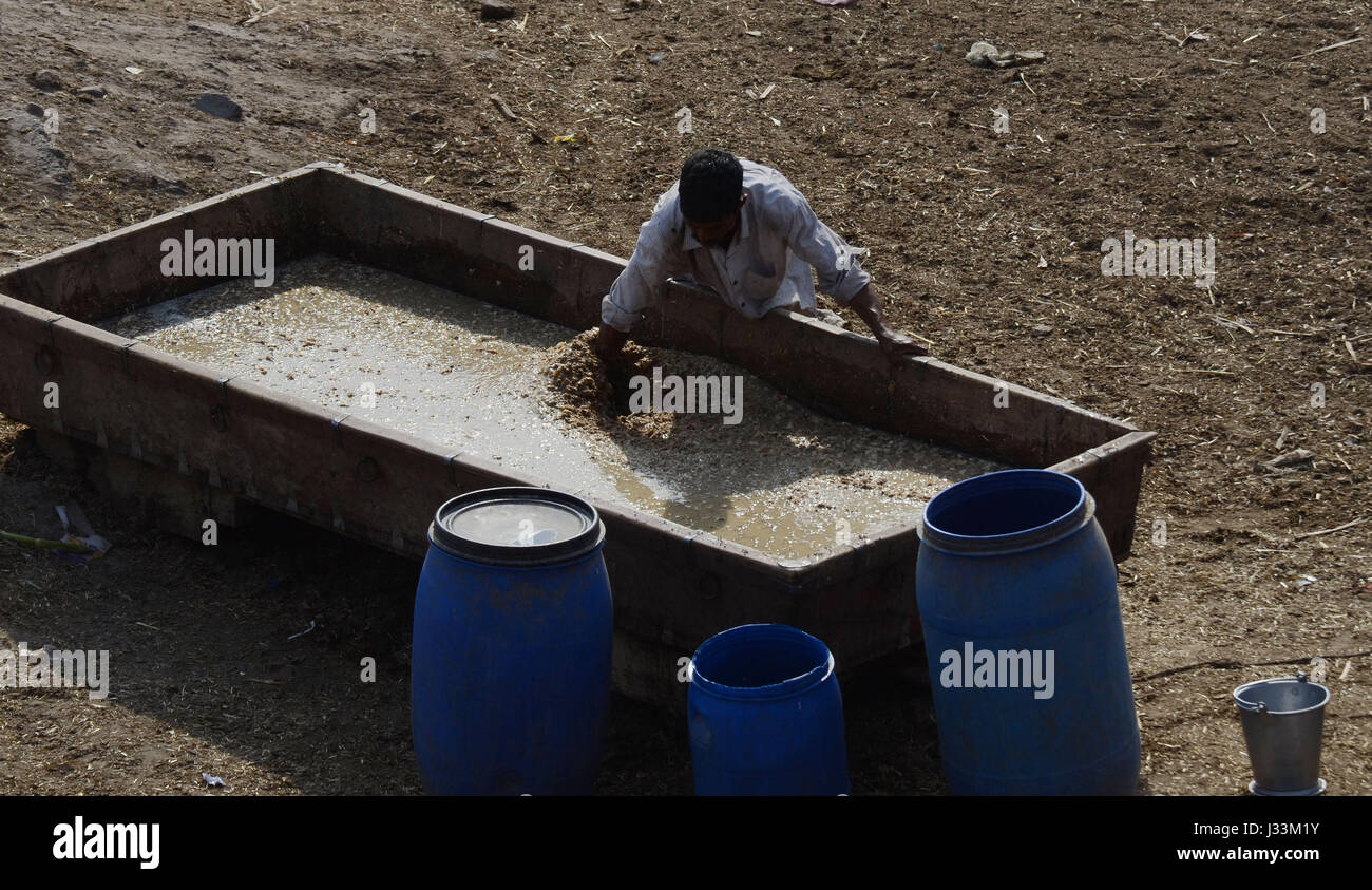 Lahore, Pakistan. 02nd May, 2017. Pakistani people busy in their ...