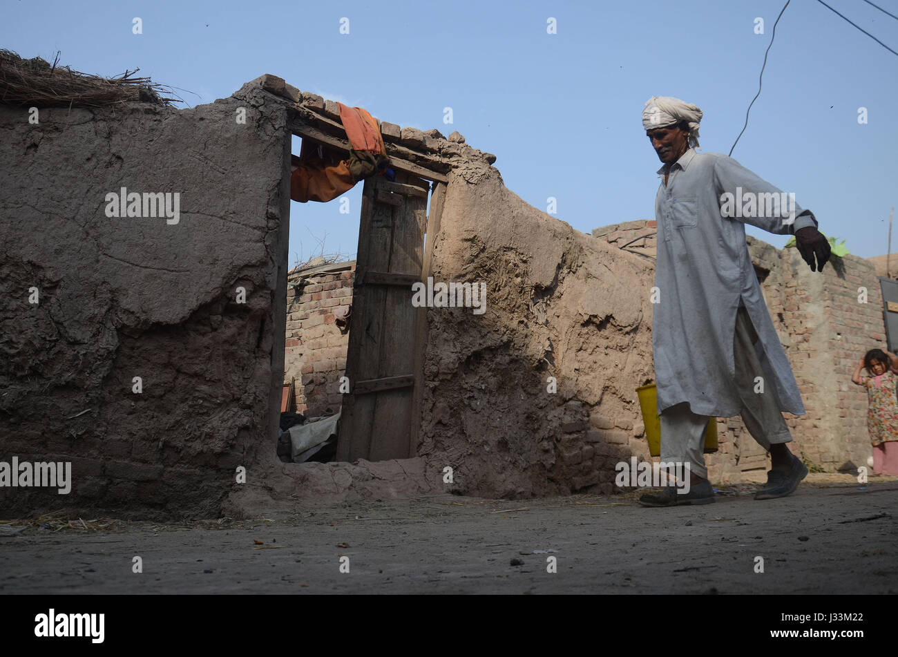 Lahore, Pakistan. 02nd May, 2017. Pakistani people busy in their ...