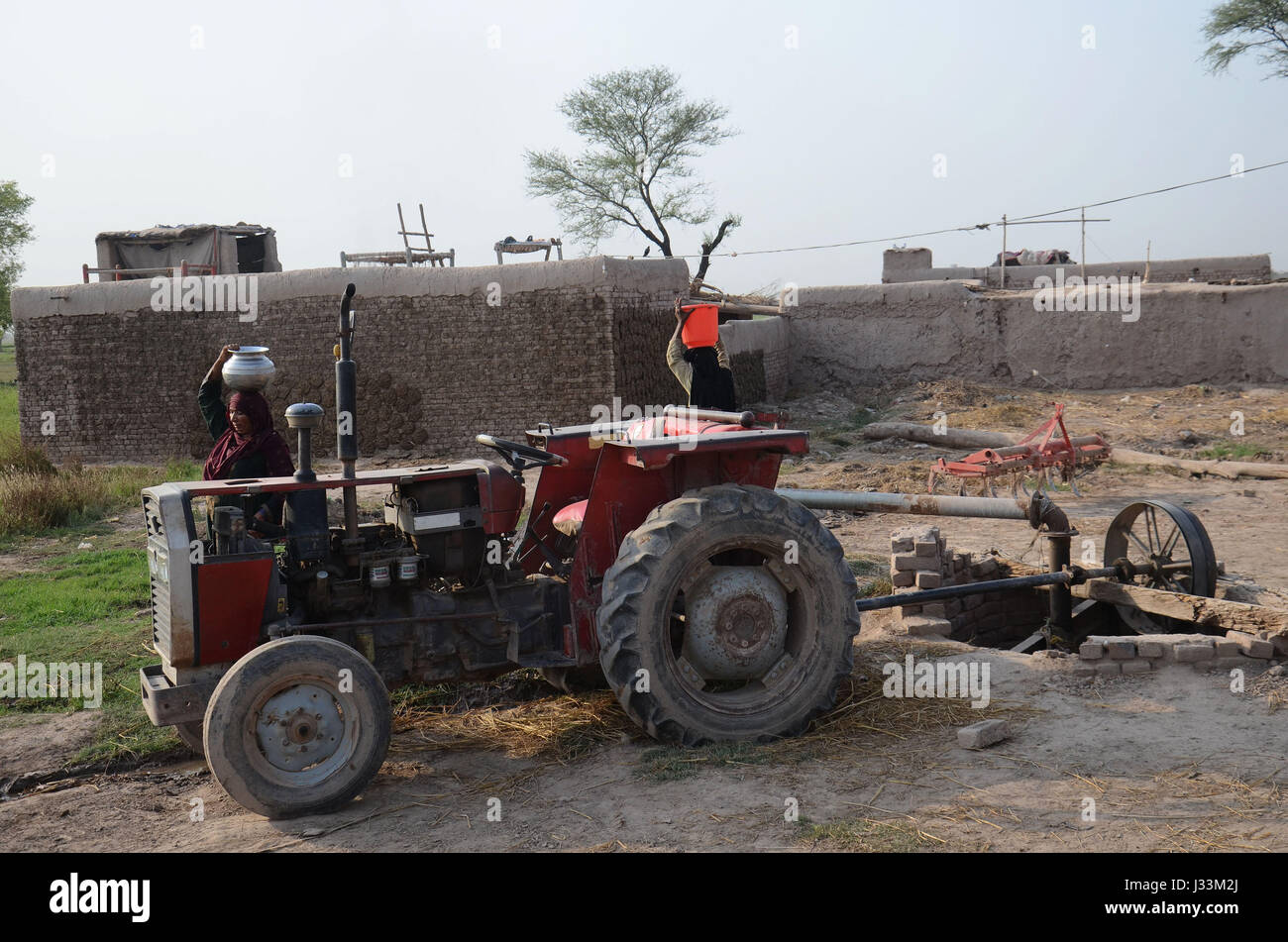 Lahore, Pakistan. 02nd May, 2017. Pakistani people busy in their ...