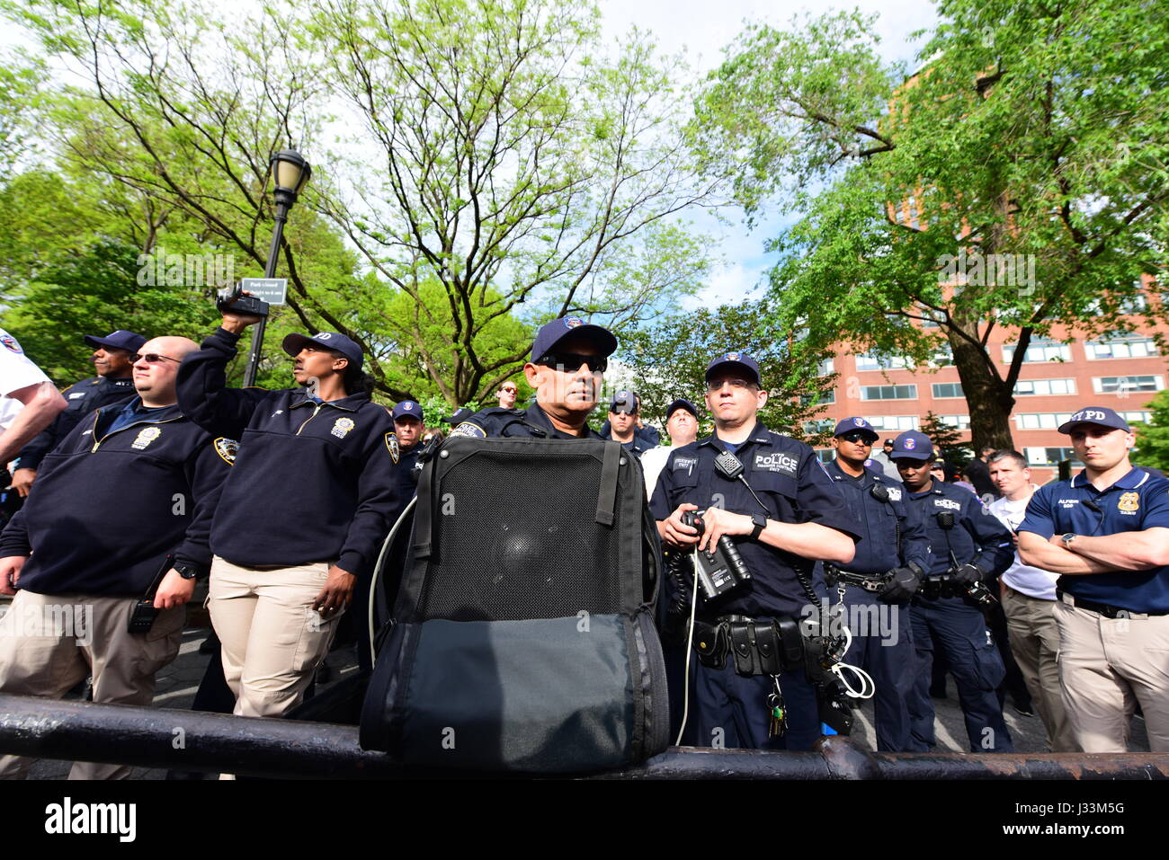 Nypd officers in the streets of manhattan hi-res stock photography and ...