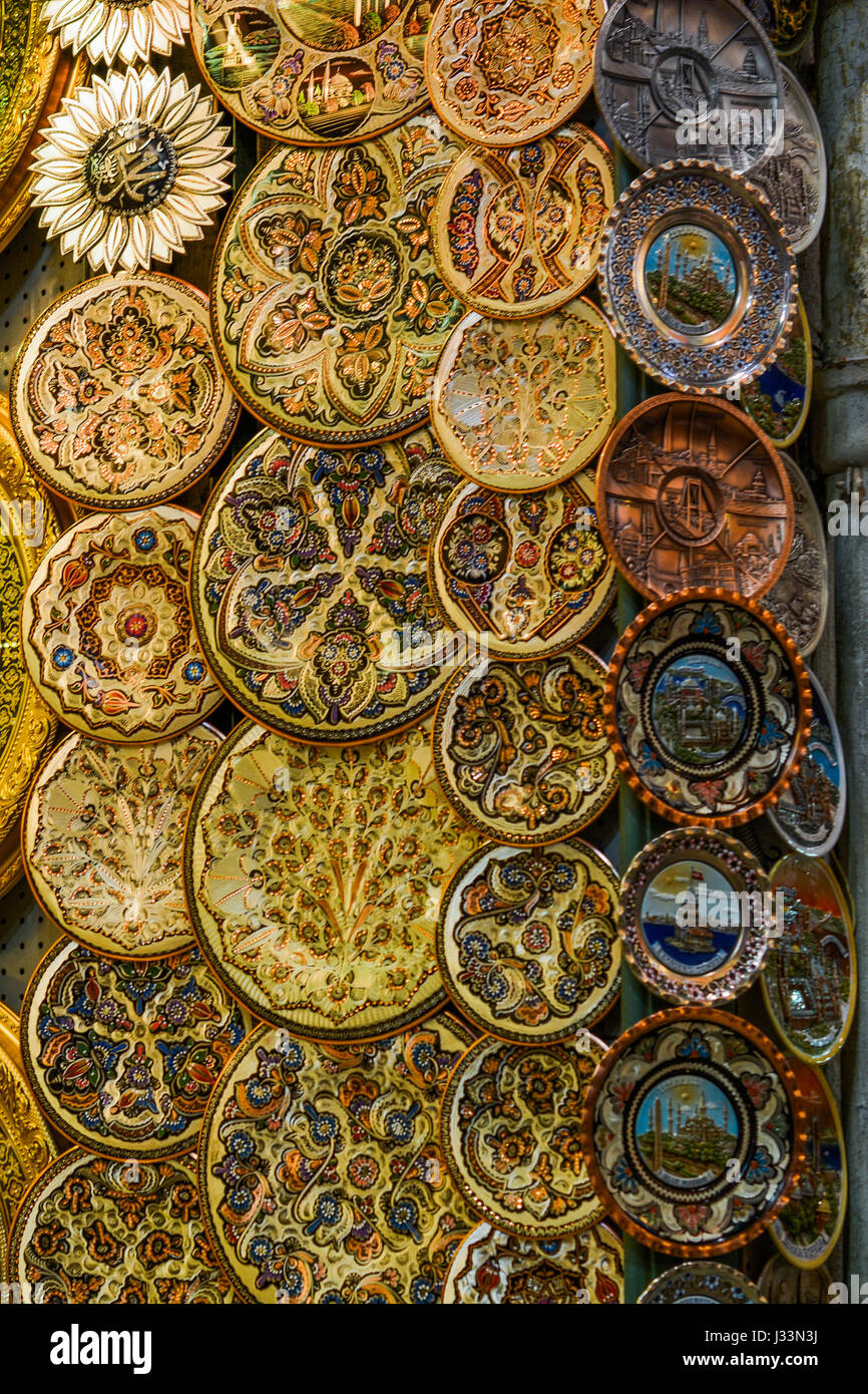 Taditional Turkish metal plates in the bazaar Stock Photo - Alamy