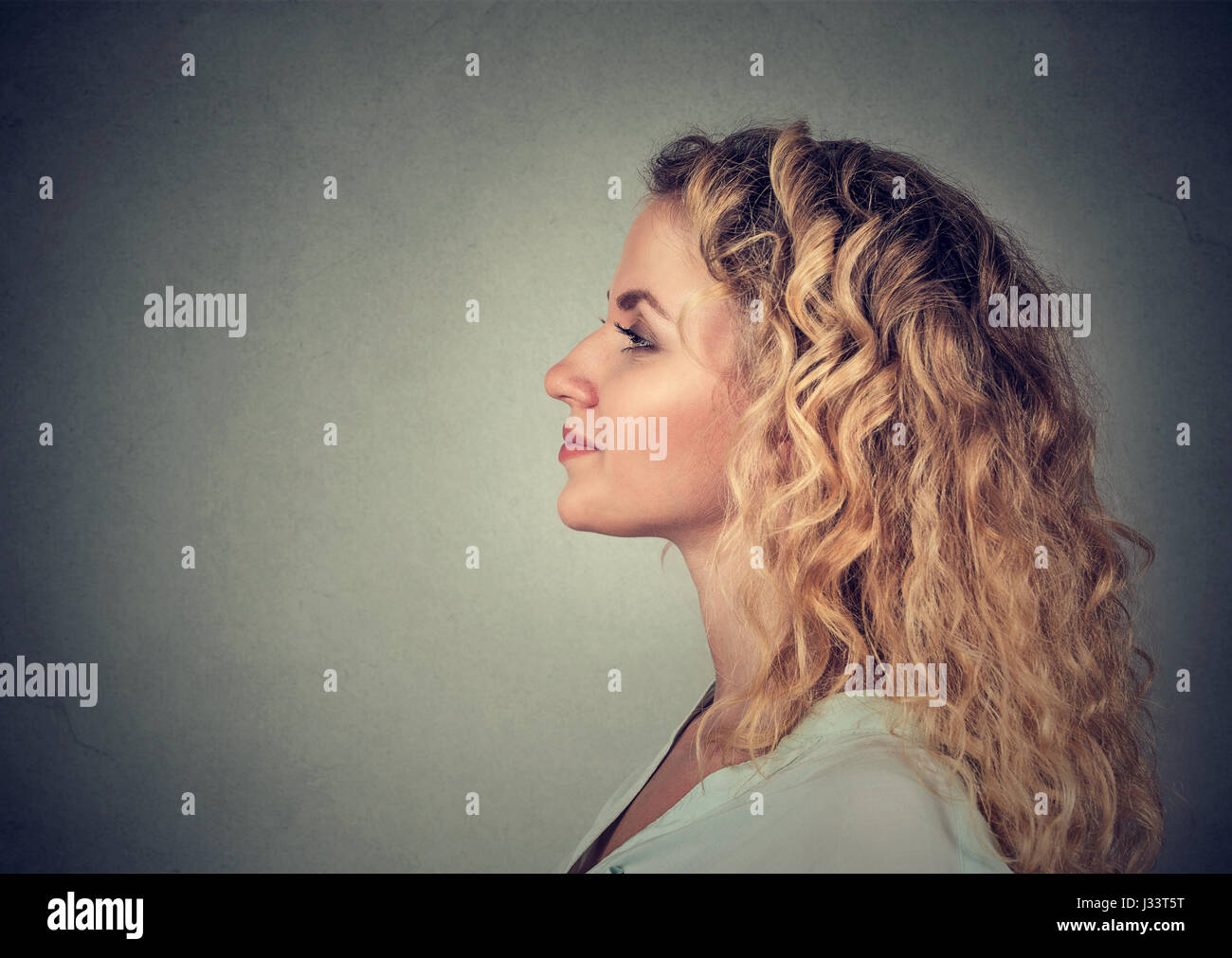 Side profile portrait of a pretty happy woman, smiling Stock Photo - Alamy