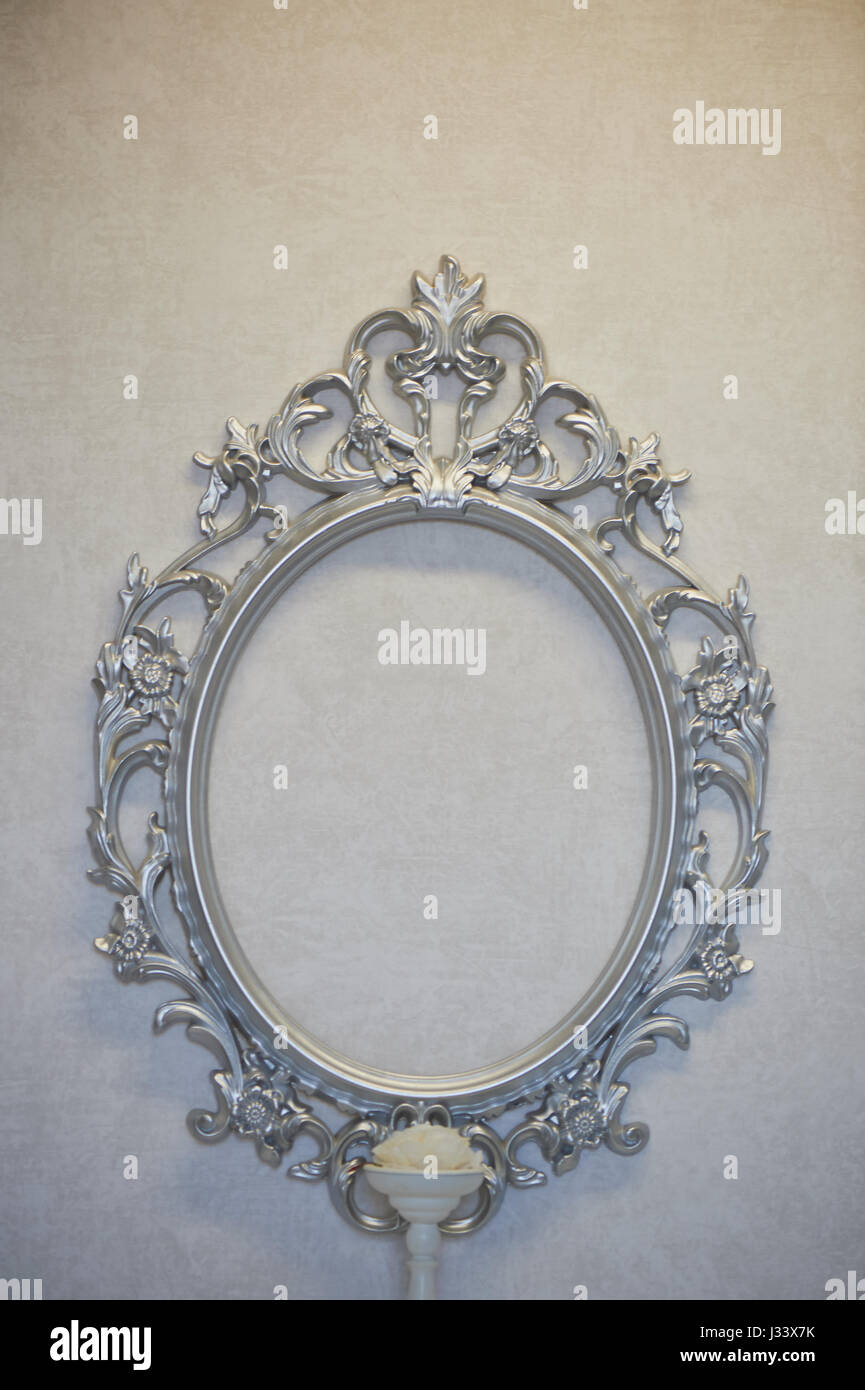 Vintage oval hanging frame hi-res stock photography and images - Alamy