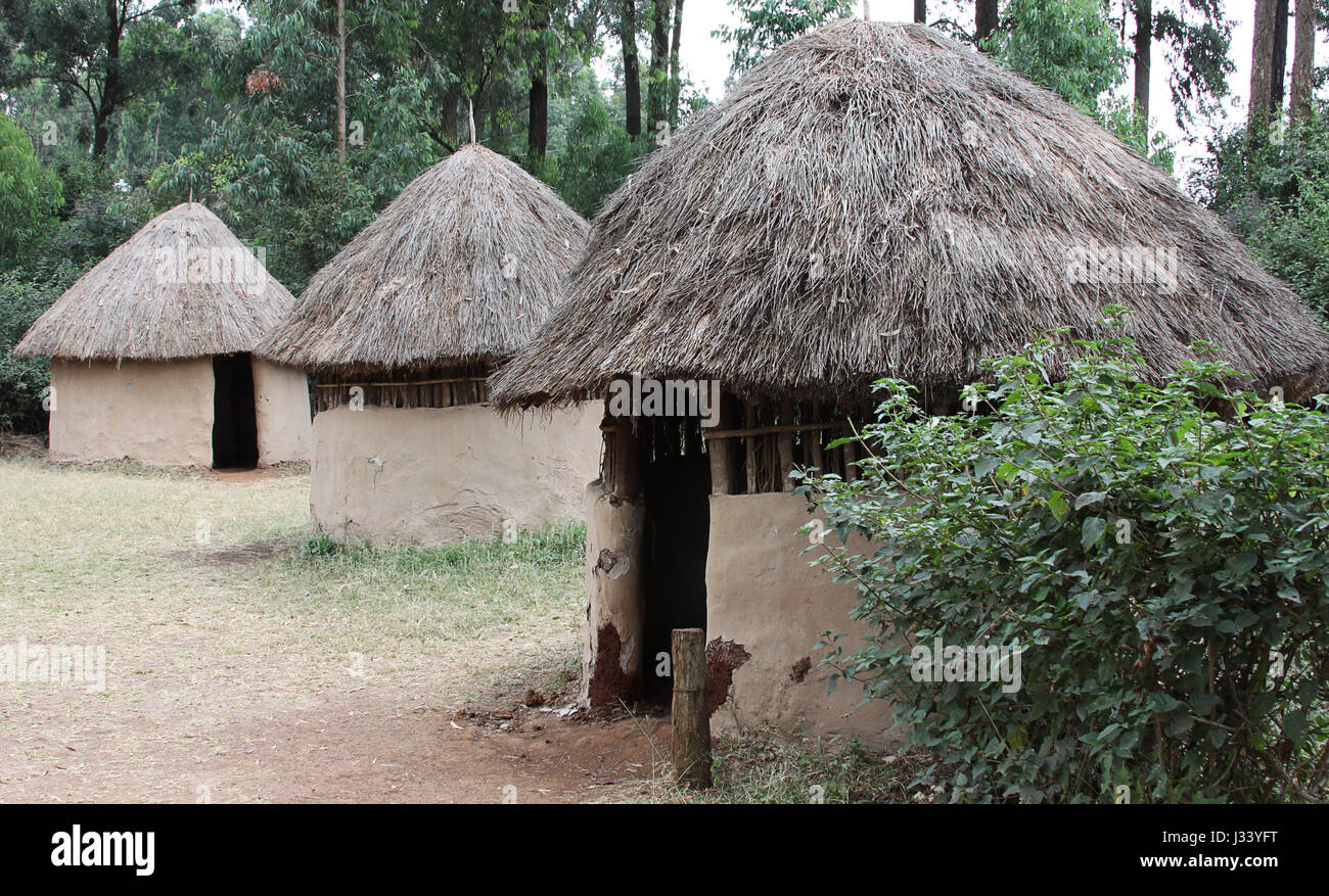 Mud huts in traditional Kenyan village Stock Photo - Alamy