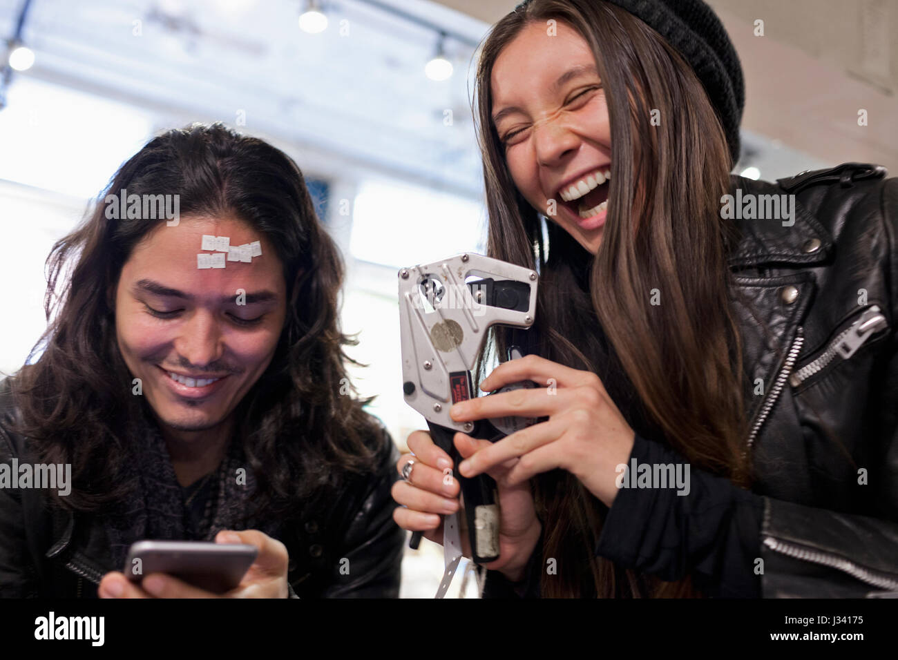 Freinds hanging out hi-res stock photography and images - Alamy