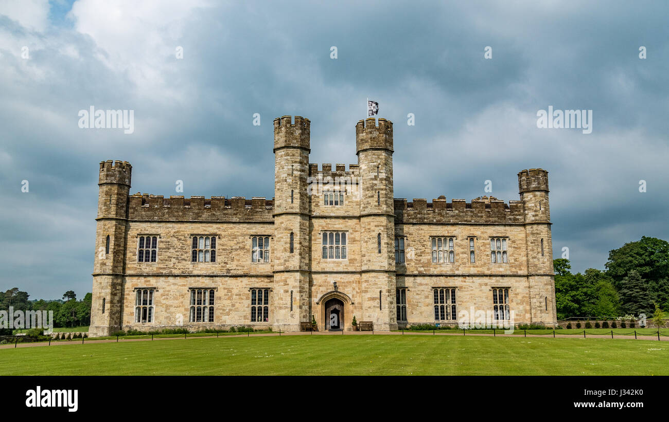 View of a moated medieval castle in England Stock Photo - Alamy