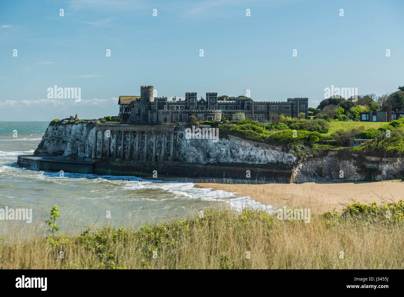 Kingsgate Castle overlooking Kingsgate Bay Stock Photo - Alamy