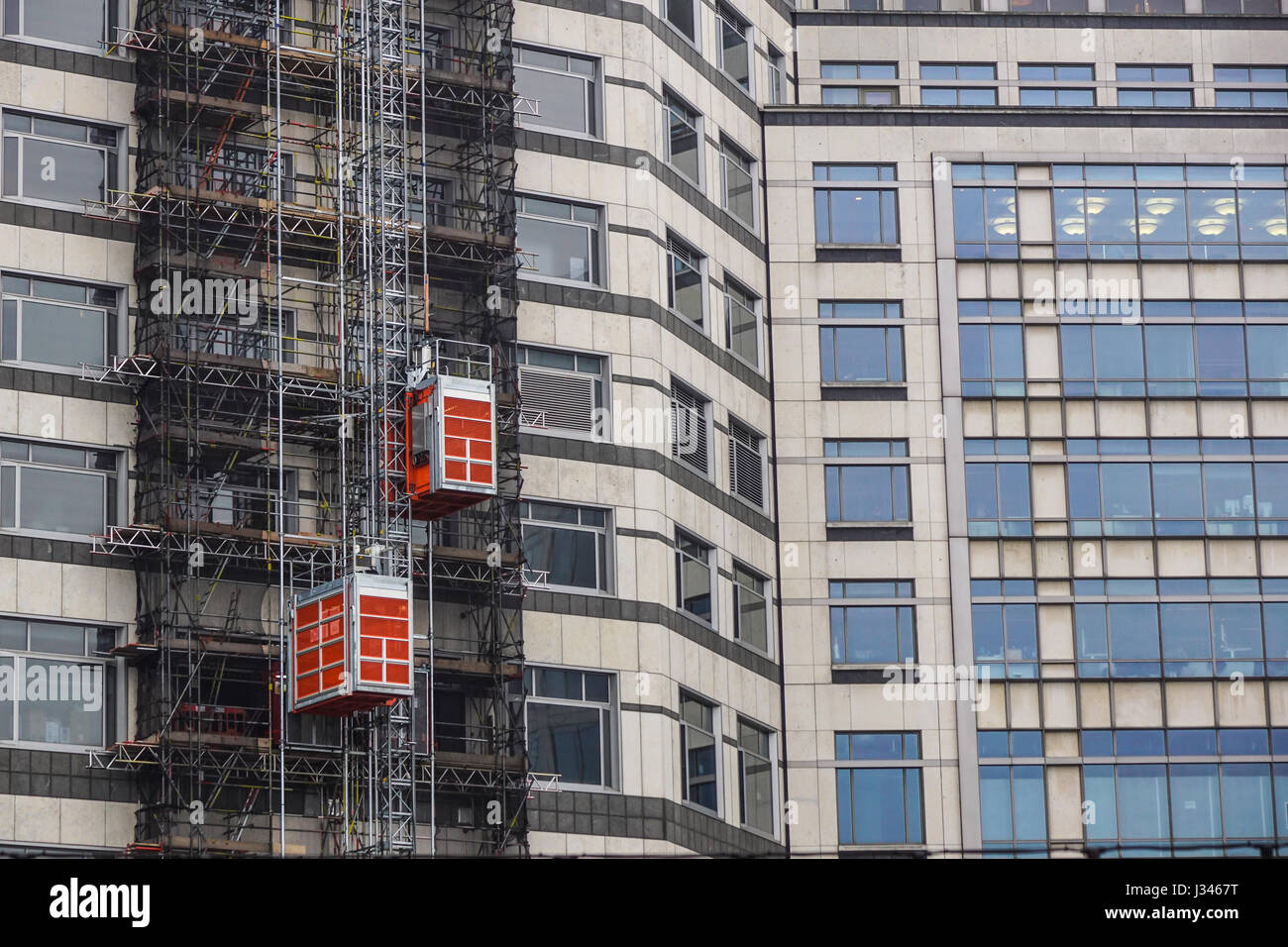 external hoists used in building construction to bring work materials ...
