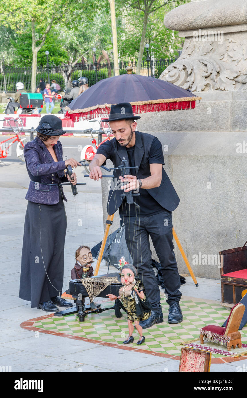 Puppeteers hi-res stock photography and images - Alamy