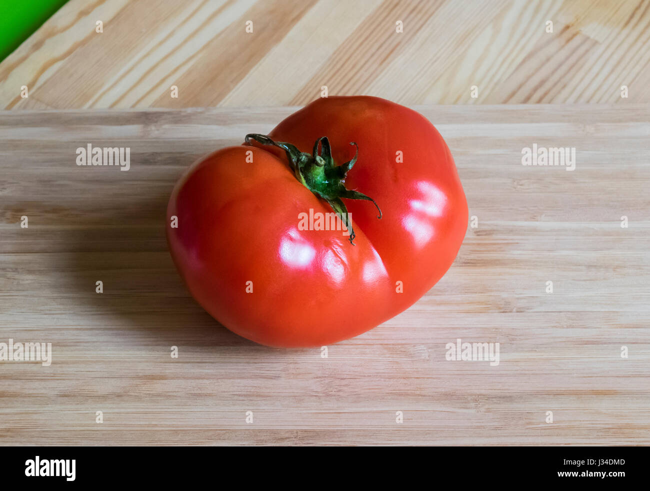 Large ripe heirloom tomato Stock Photo - Alamy