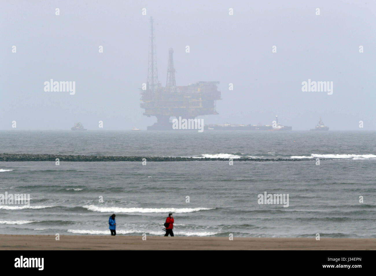 The Shell Brent Delta platform is brought to Able UK shipyard in ...