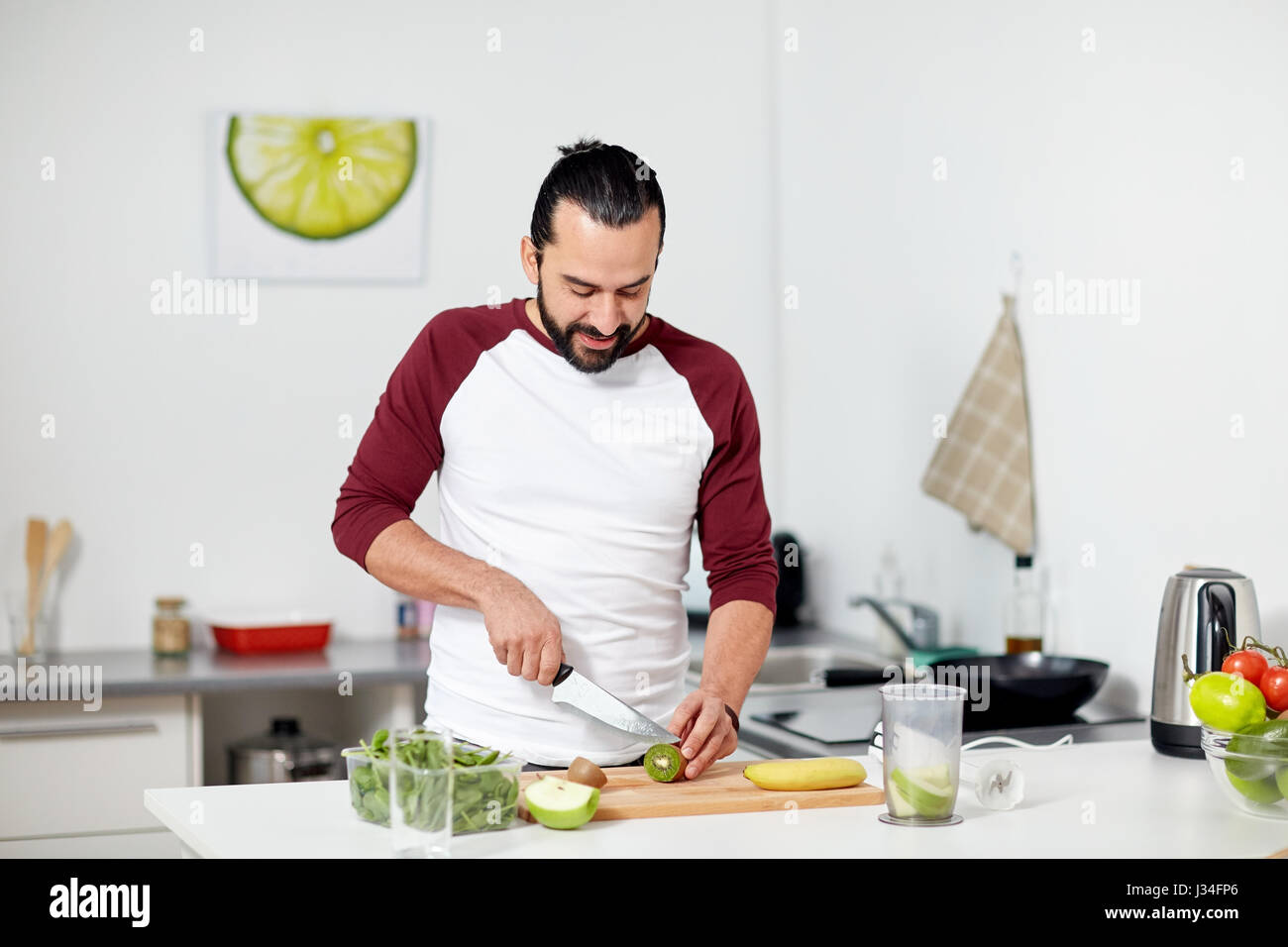 man with blender and fruit cooking at home kitchen Stock Photo - Alamy