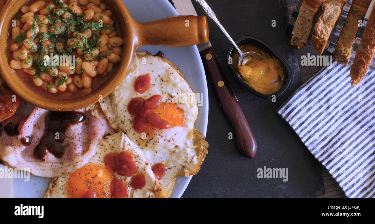 Full english breakfast fried bread hi-res stock photography and images ...