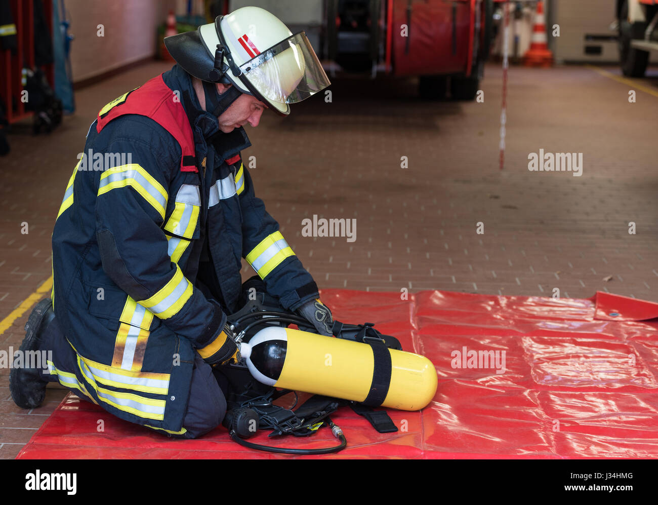 Oxygen tank man hi-res stock photography and images - Alamy