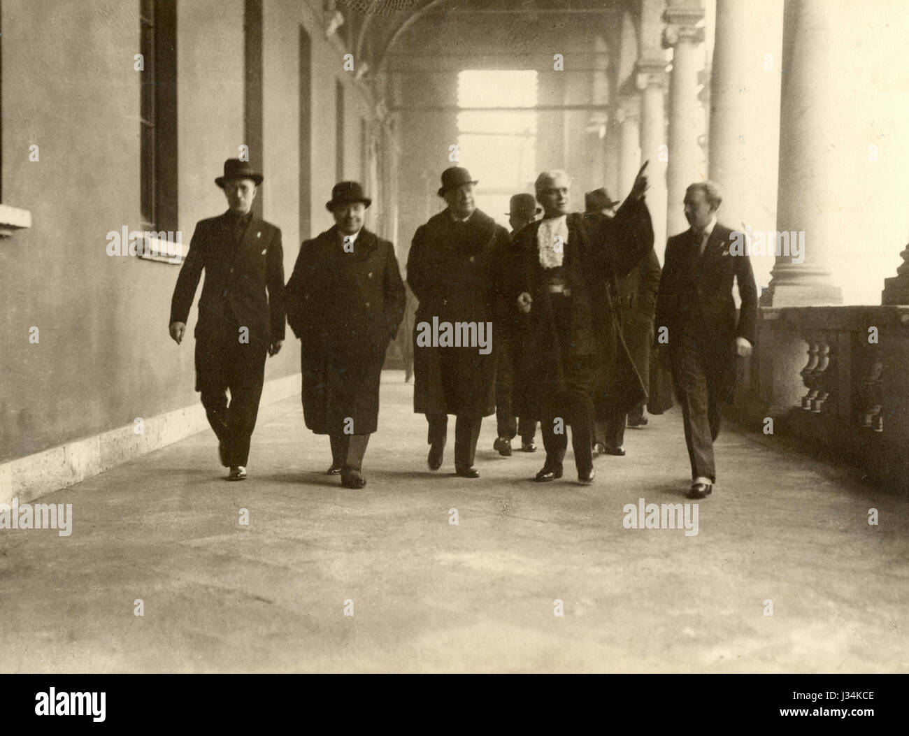 Group of statesmen in the porch hi-res stock photography and images - Alamy