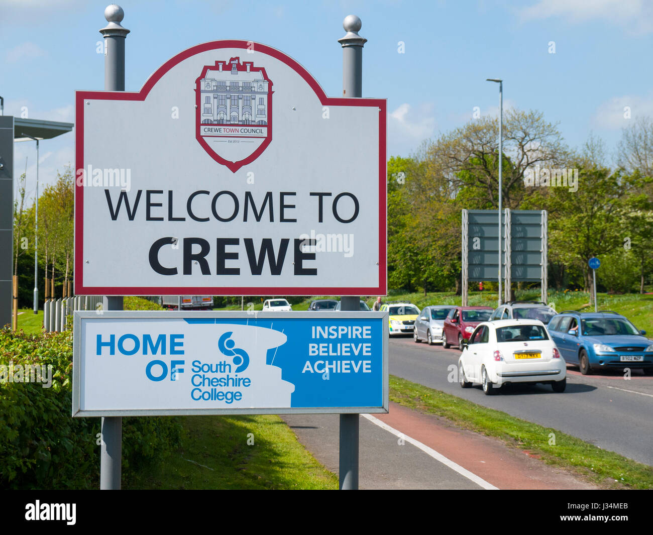 Welcome town road sign hi-res stock photography and images - Alamy