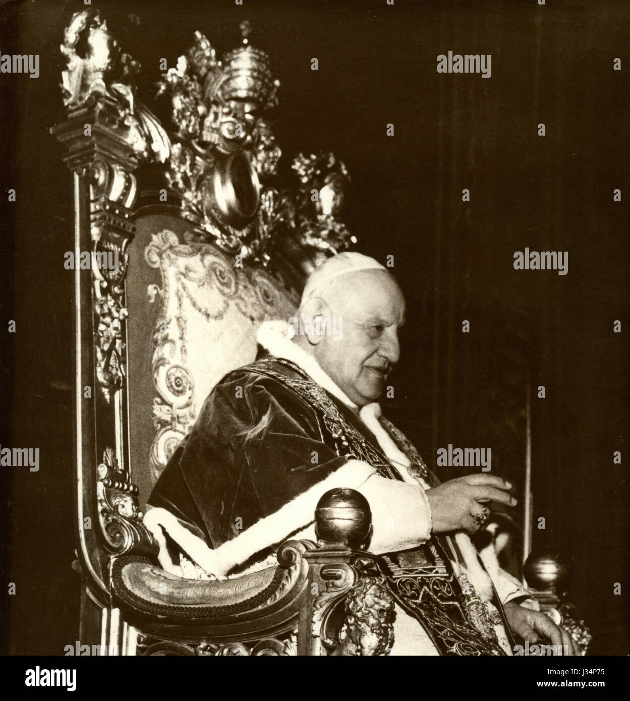 Pope throne hi-res stock photography and images - Alamy