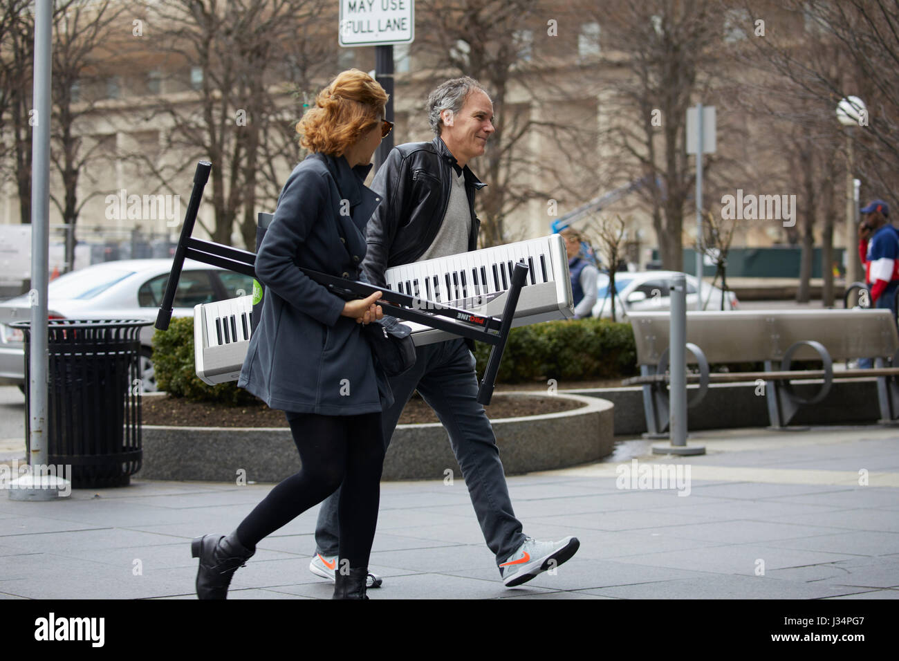 Sidewalk musician hi-res stock photography and images - Alamy