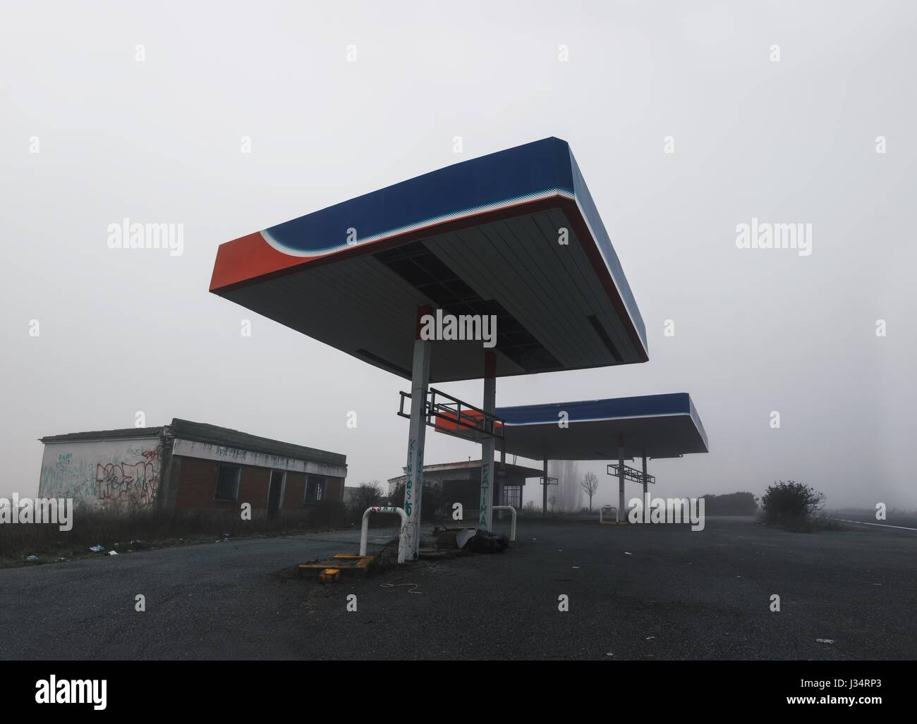 Countryside gas station hi-res stock photography and images - Alamy