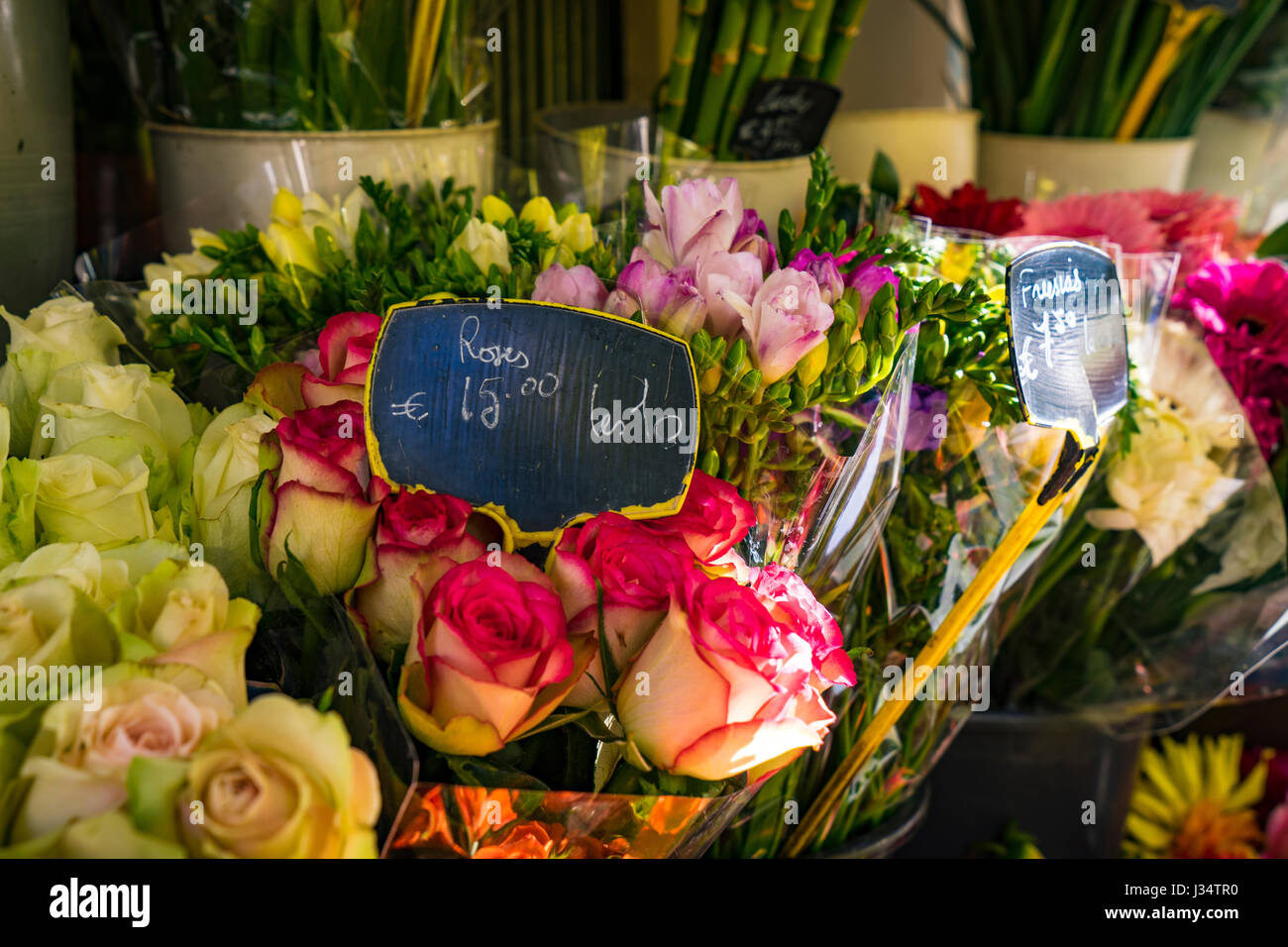 Roses for sale paris hi-res stock photography and images - Alamy