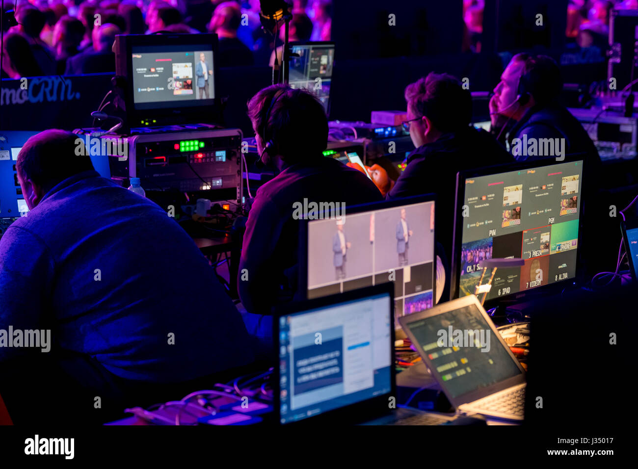 Stage light crew hi-res stock photography and images - Alamy