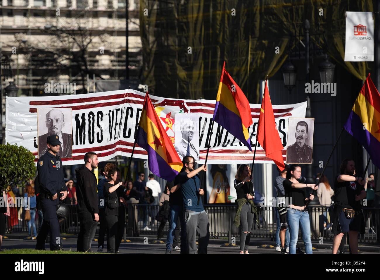 8th Apr, 2017. People waving republican and communist flags during a ...