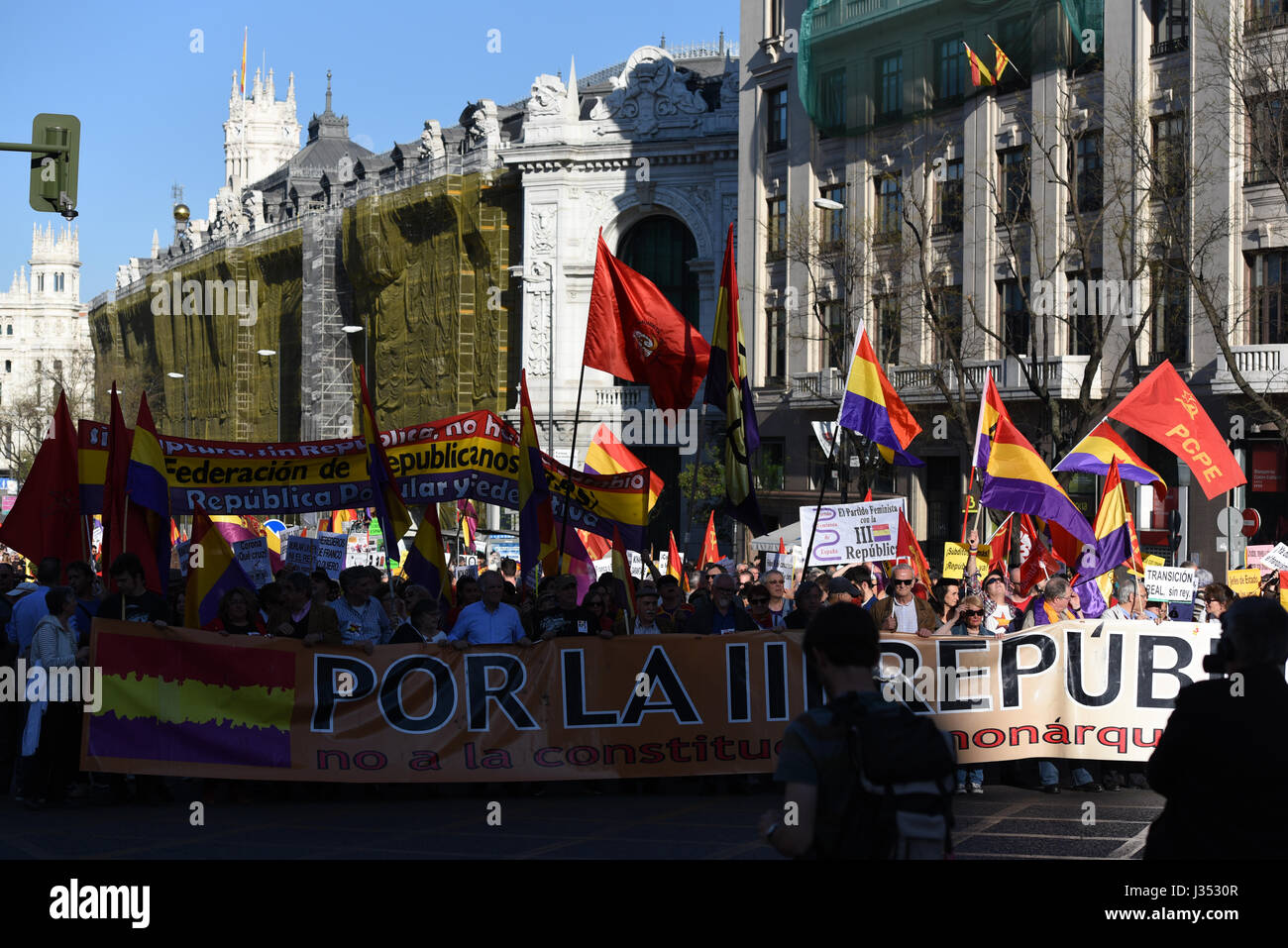 8th Apr, 2017. People waving republican and communist flags during a ...