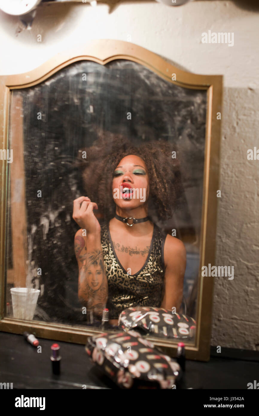 Actress theatre backstage mirror hi-res stock photography and images ...