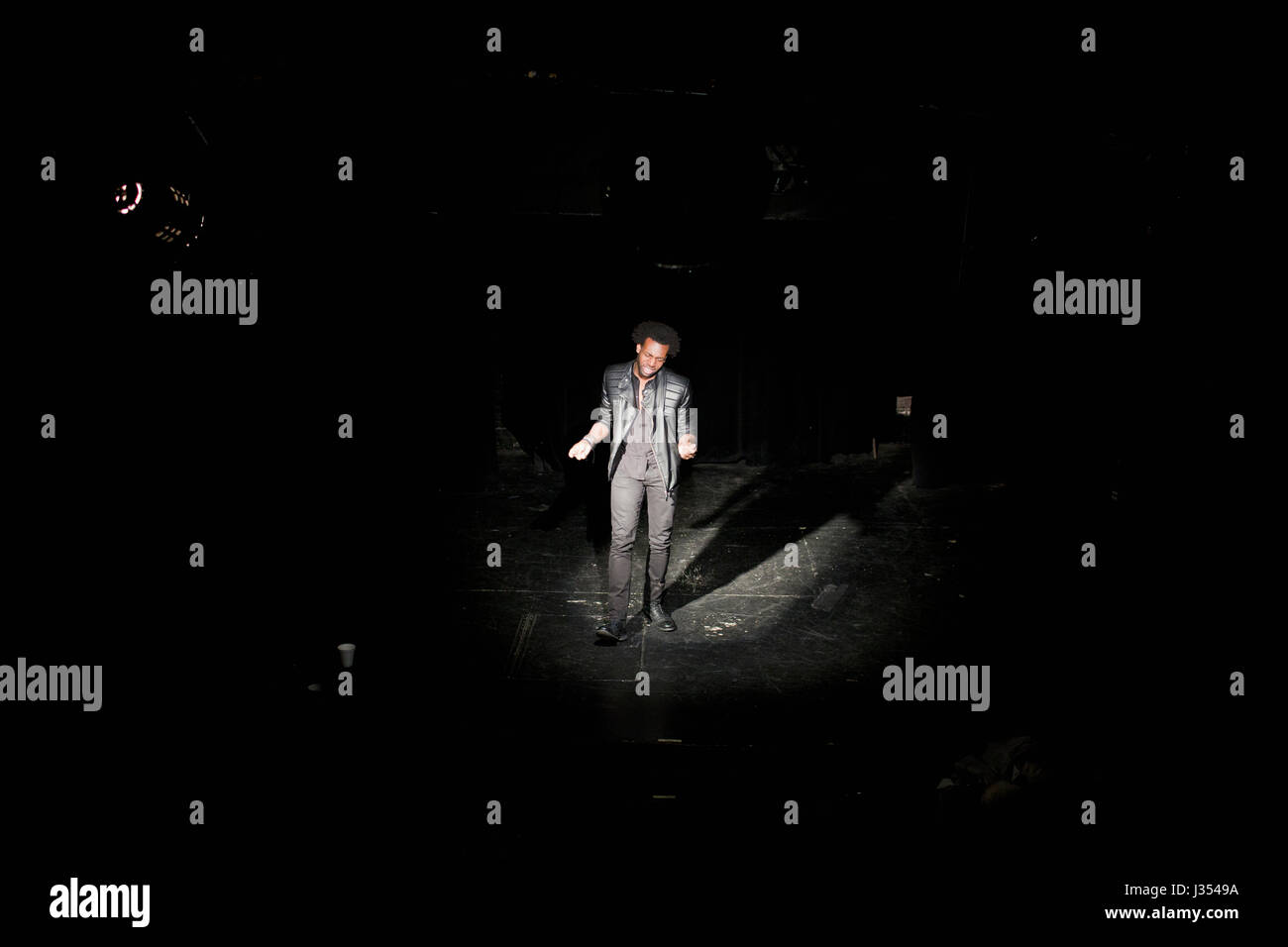 Stage spotlight actor hi-res stock photography and images - Alamy