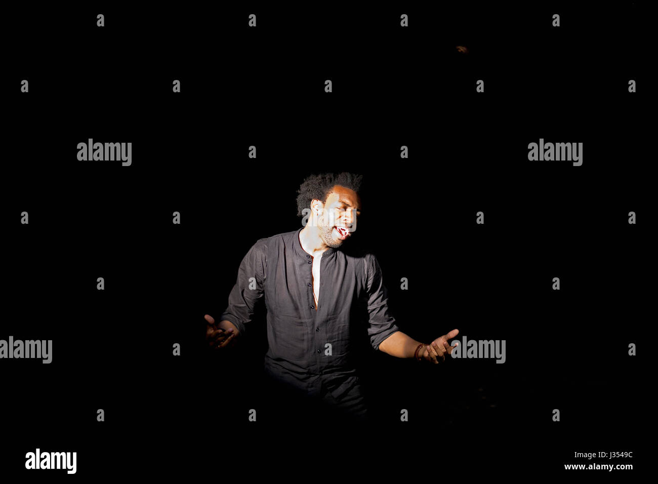 Actor on stage hi-res stock photography and images - Alamy