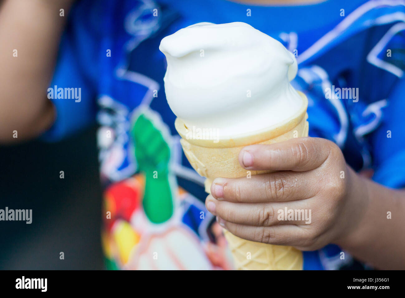 Hands ice cream hi-res stock photography and images - Alamy