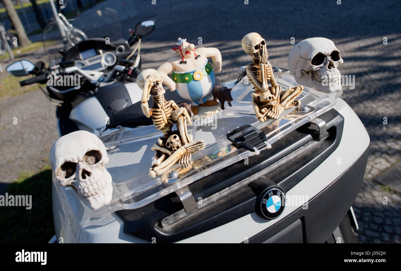 Skeleton on motorbike hi-res stock photography and images - Alamy