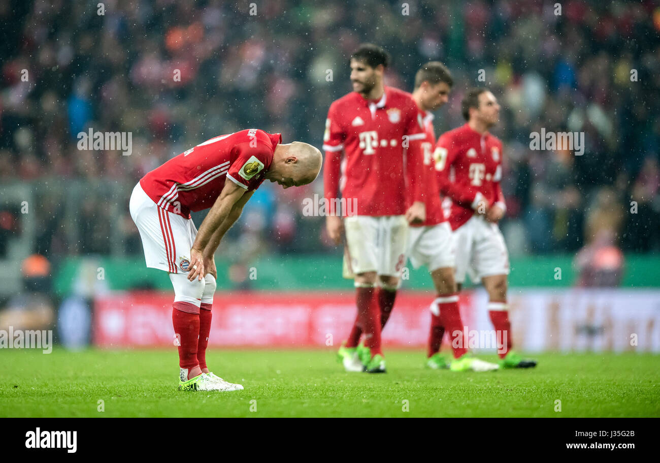Munich, Germany. 26th Apr, 2017. Munich's Arjen Robben catches his ...