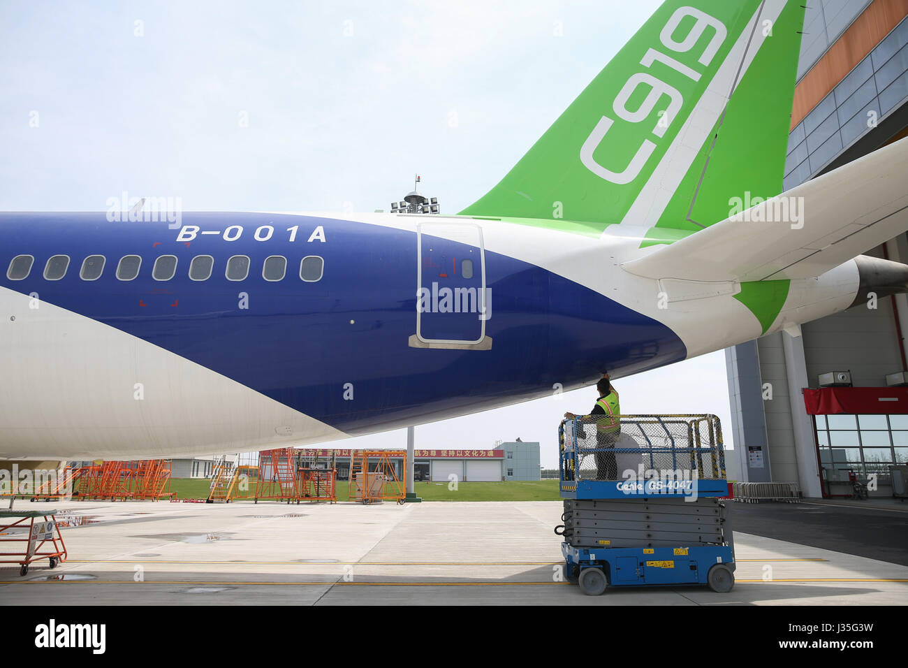 Comac worker hi-res stock photography and images - Alamy