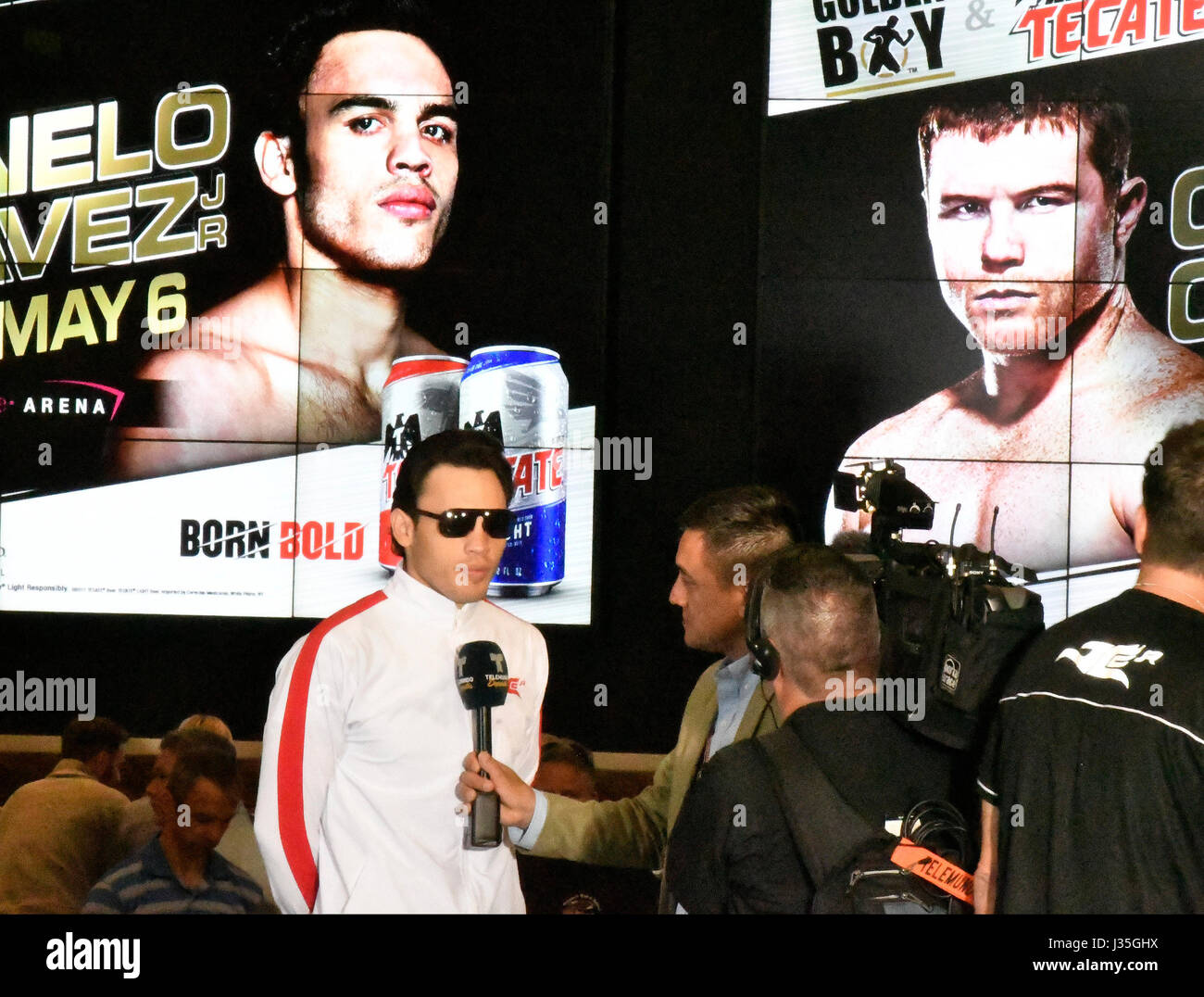 Canelo alvarez vs julio cesar chavez jr hi-res stock photography and ...