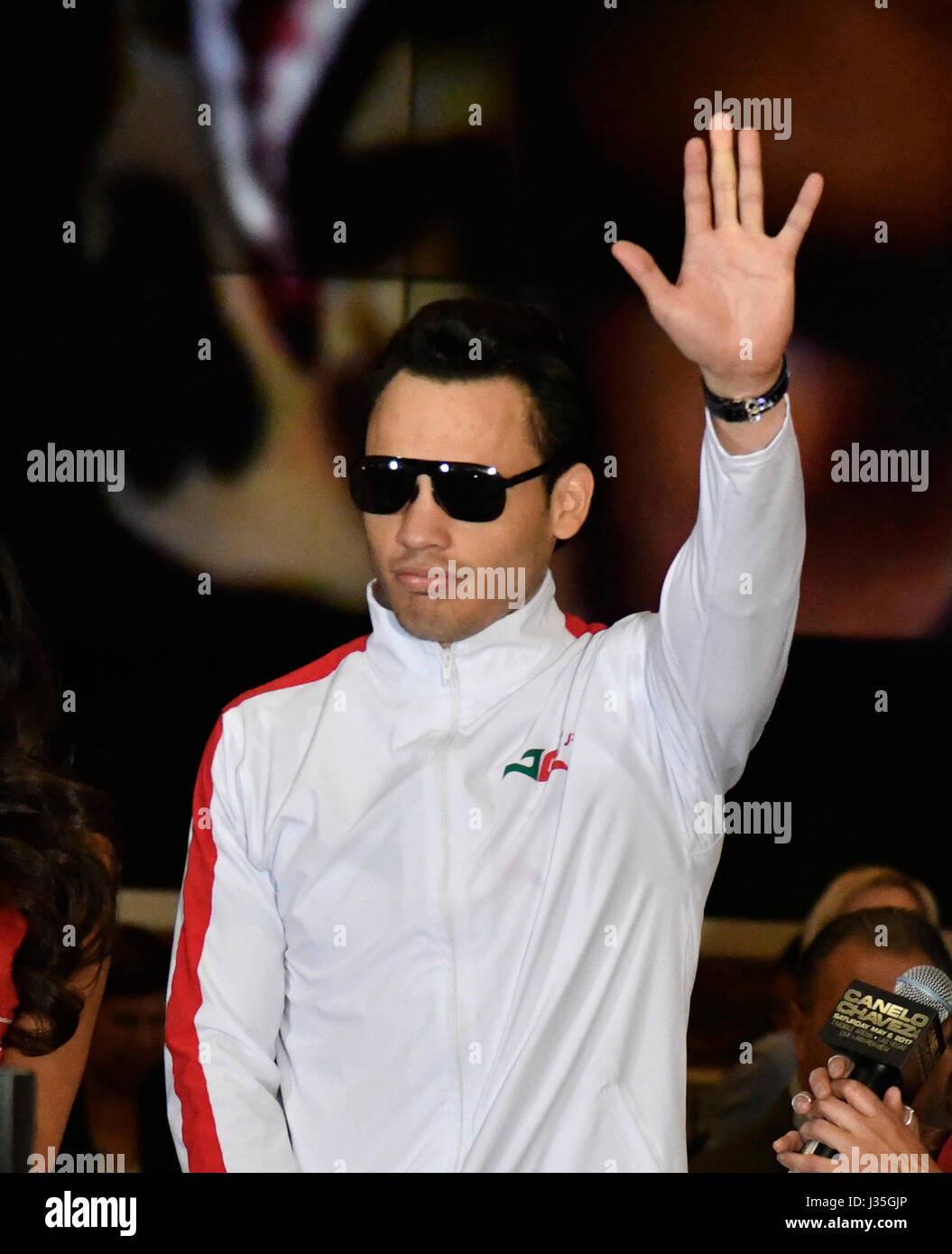 Canelo alvarez vs julio cesar chavez jr hi-res stock photography and ...