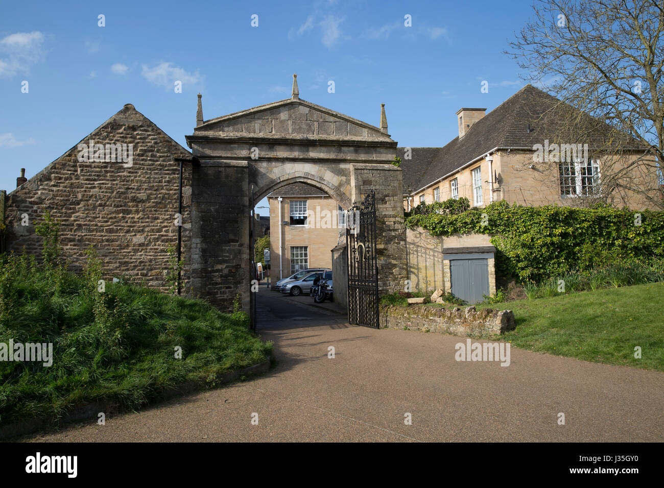 Oakham, UK. 3rd May, 2017. Blue skies over Oakham Castle gate in ...