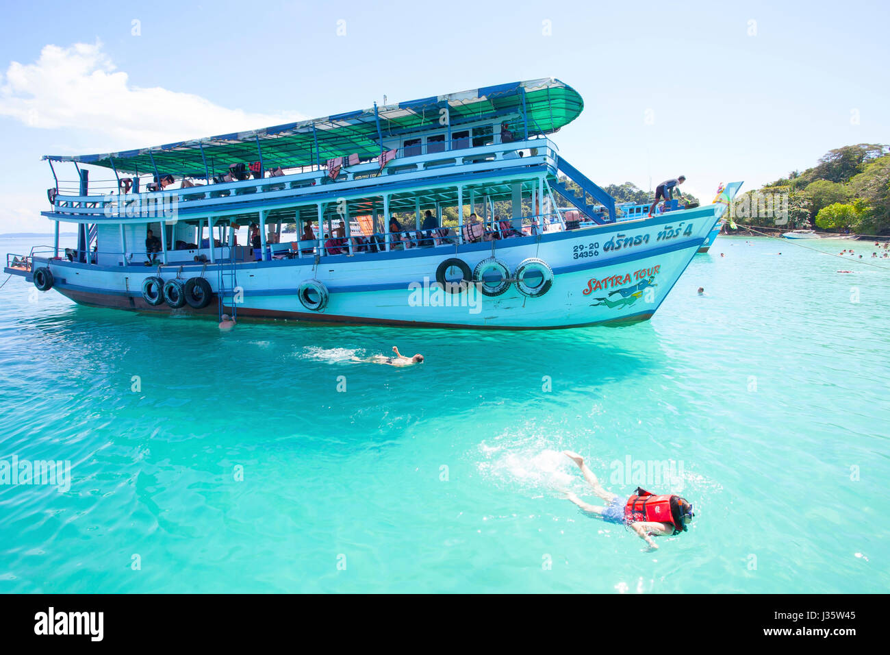 TRAT THAILAND - OCT29 : visitor boat and traveler snorkeling and enjoy ...