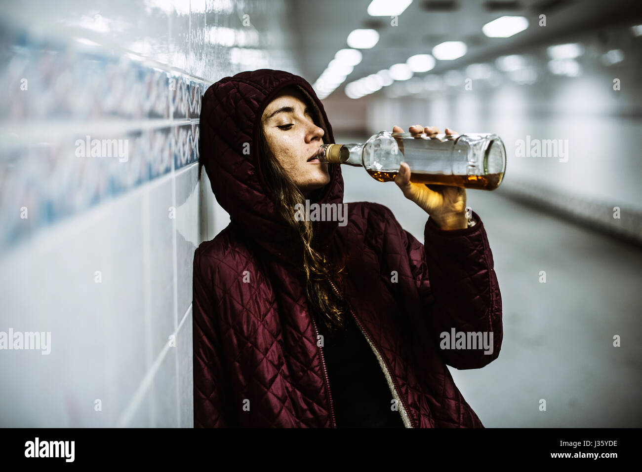 Homeless Alcoholism Woman Drinking Alcohol Stock Photo - Alamy