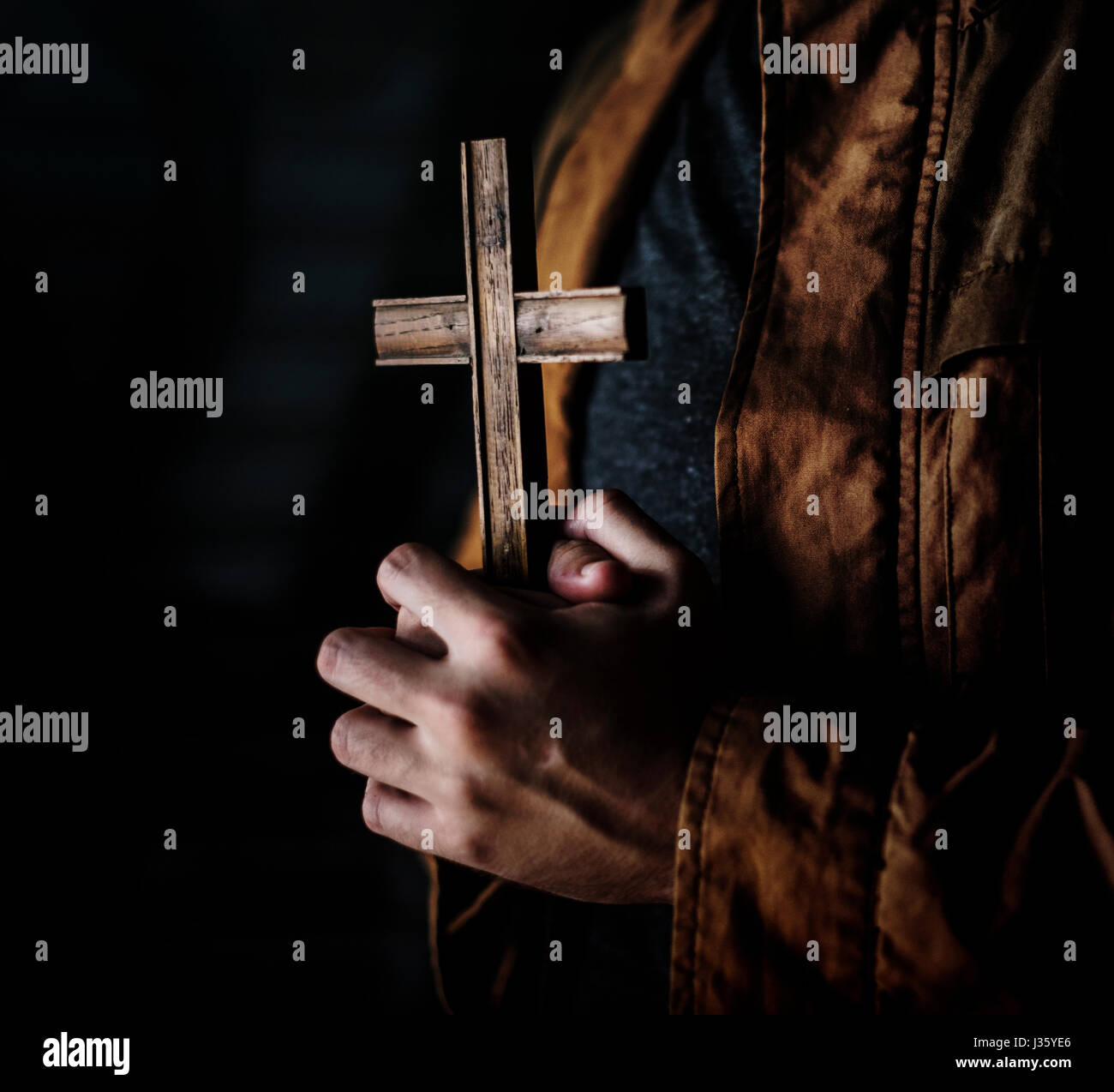 Hands holding cross hi-res stock photography and images - Alamy