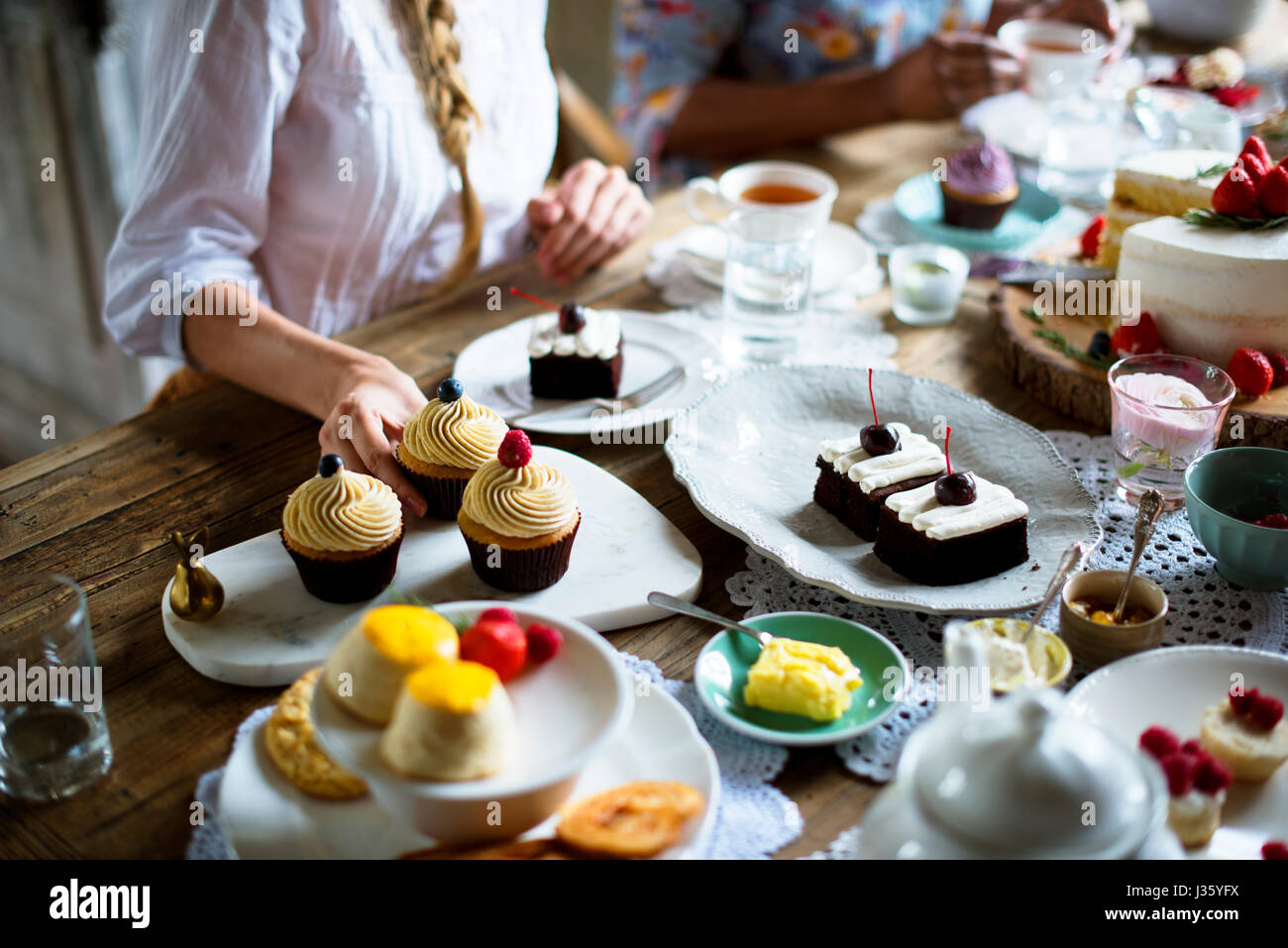 Eating cakes hi-res stock photography and images - Alamy