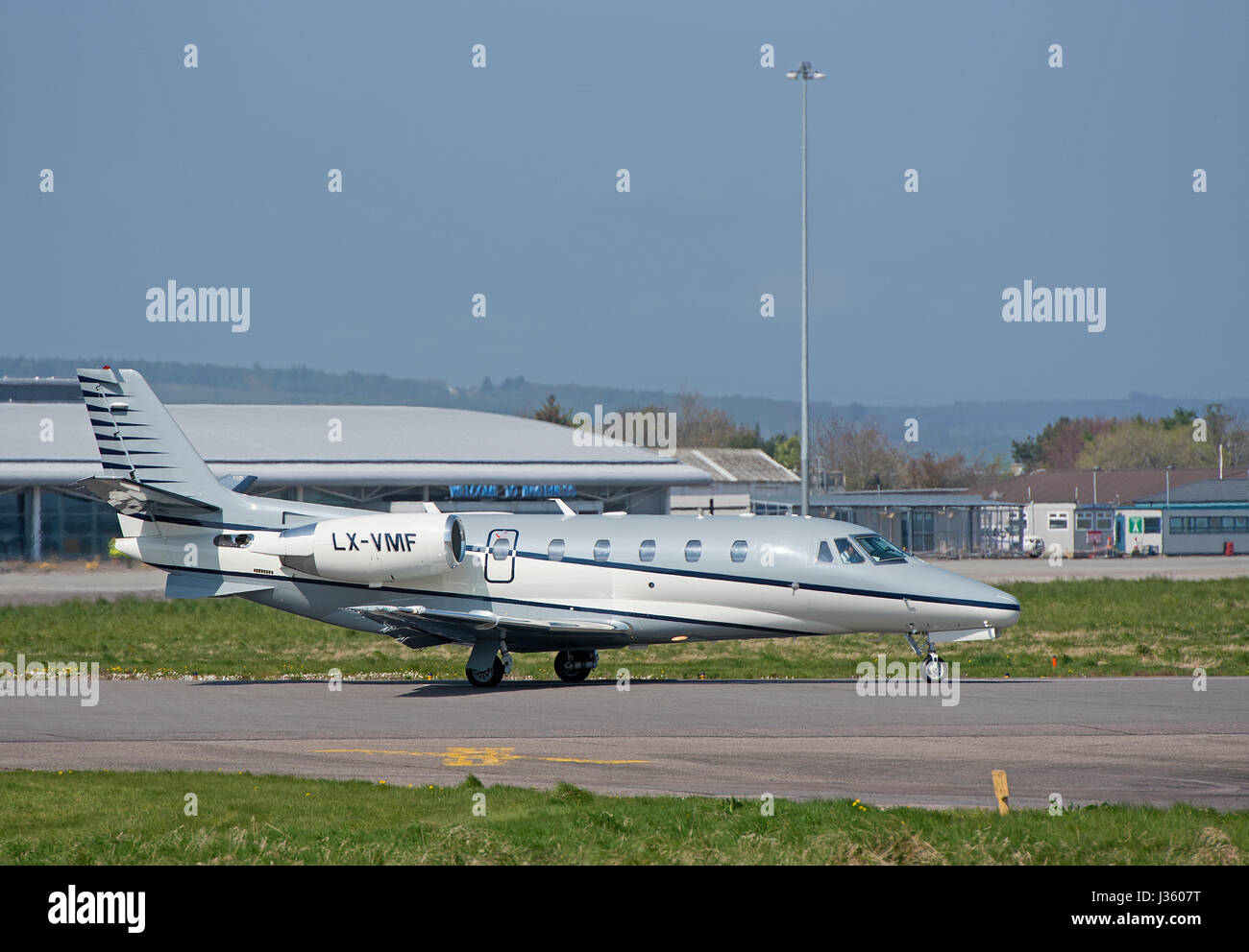 Honeywell primus 1000 efis avionics suite hi-res stock photography and ...