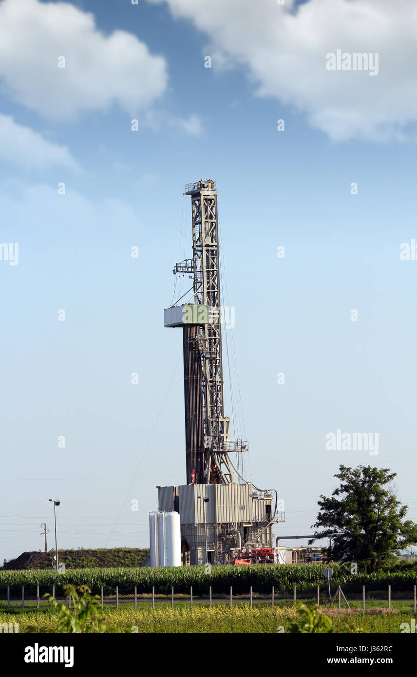 oil drilling rig on field Stock Photo - Alamy