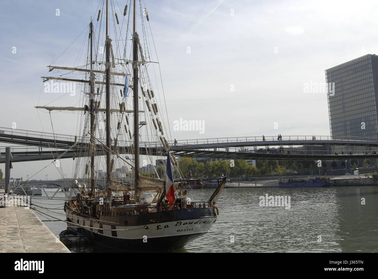 June, welcome on board with a 'Yachting' menu: the boat 'La Boudeuse ...