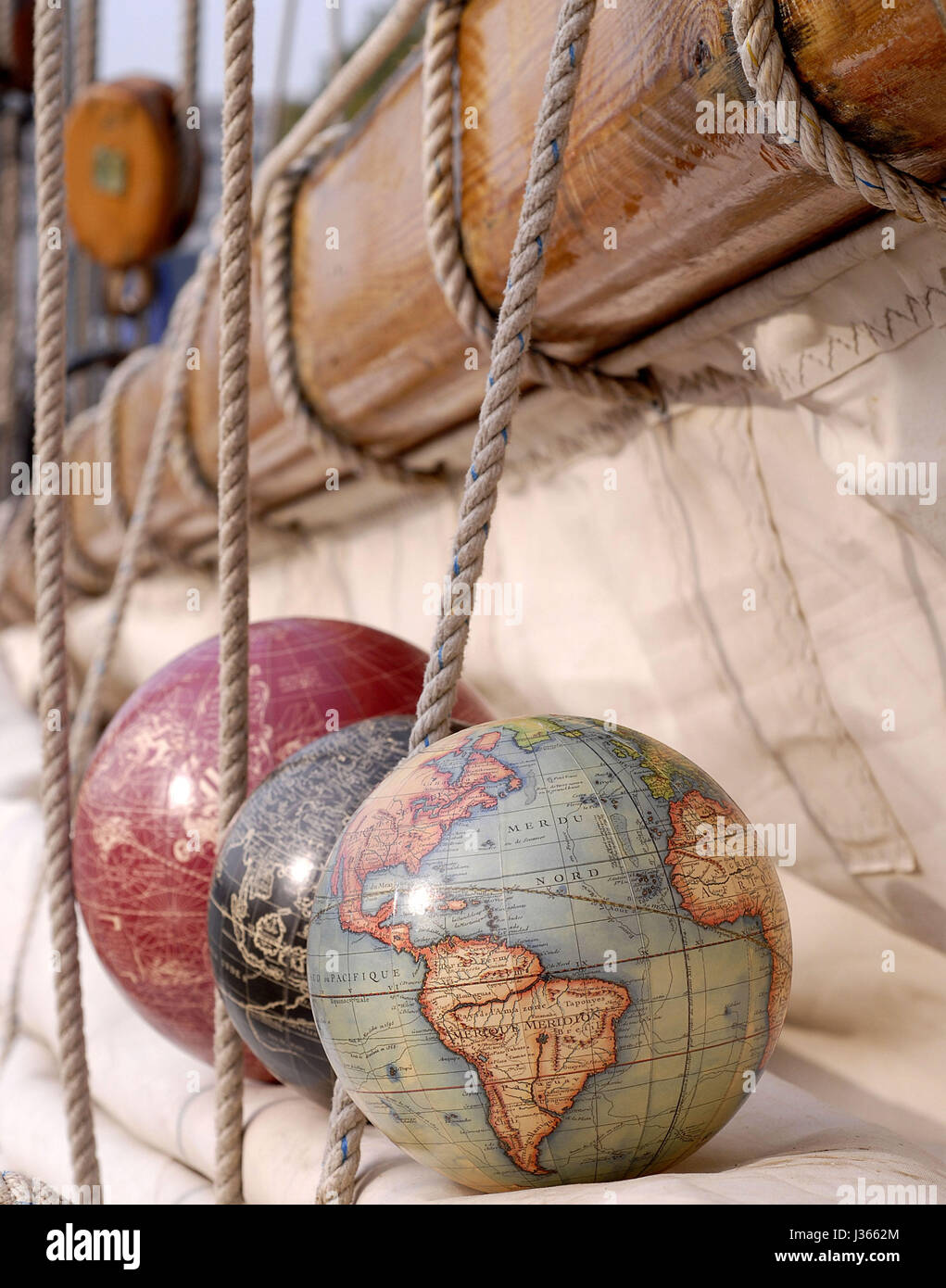 Maps of the world hi-res stock photography and images - Alamy