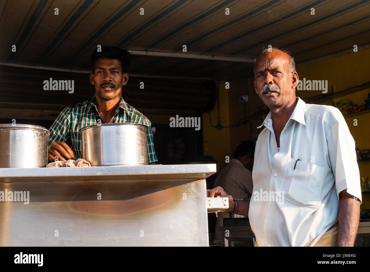 Chai stall / tea stall pouring tea Stock Photo - Alamy